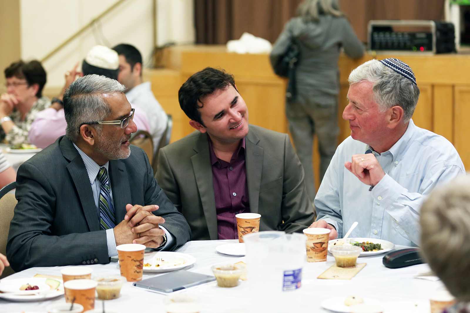 Prominent Toronto Synagogue hosts Iftar
